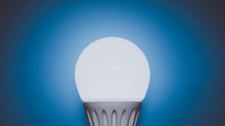 Luminothérapie : lumière bleue ou blanche ? Comparatif bienfaits & usages